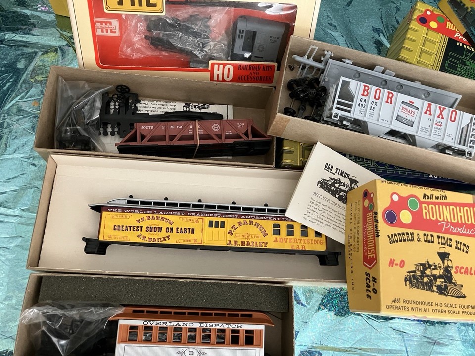 11 HO trains & 5 Houses, good condition, unbuilt and built, Suydam ...