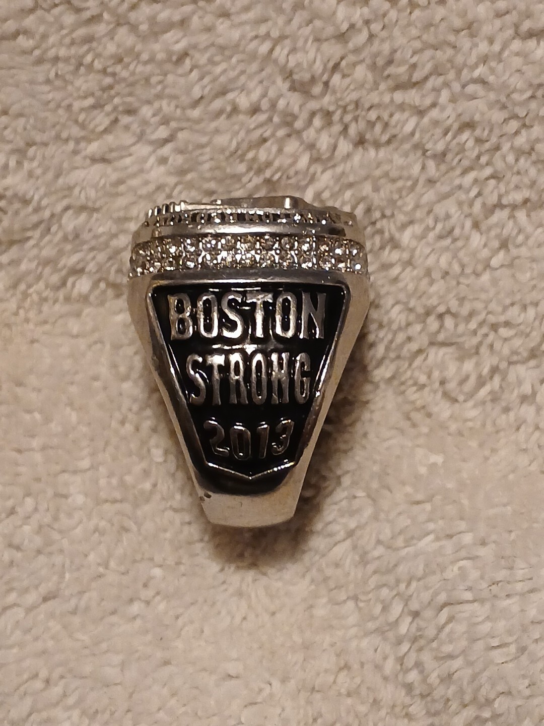 2013 BOSTON RED SOX WORLD CHAMPIONS SOUVENIR RING BOSTON STRONG ONE ...