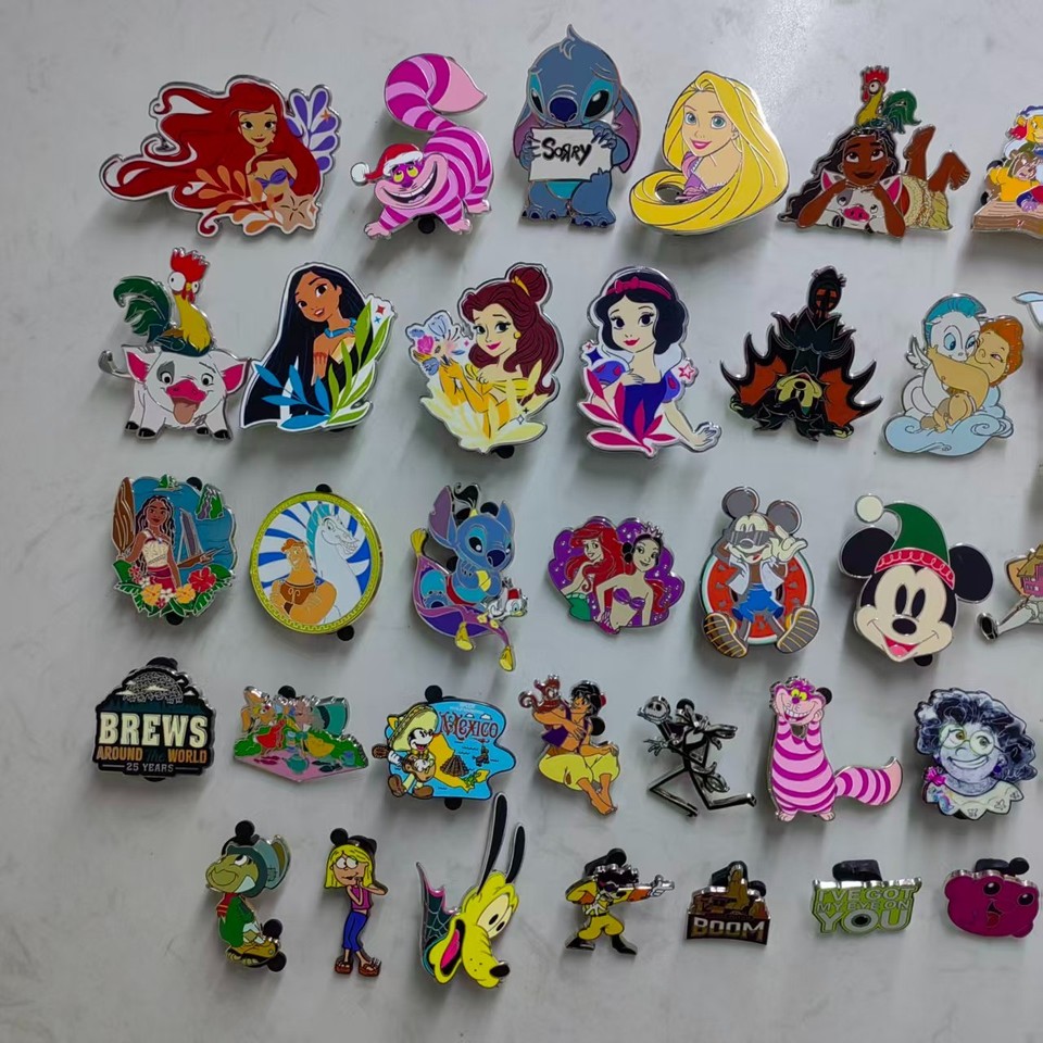 Disney exchange badges come in groups of 40 pins | eBay