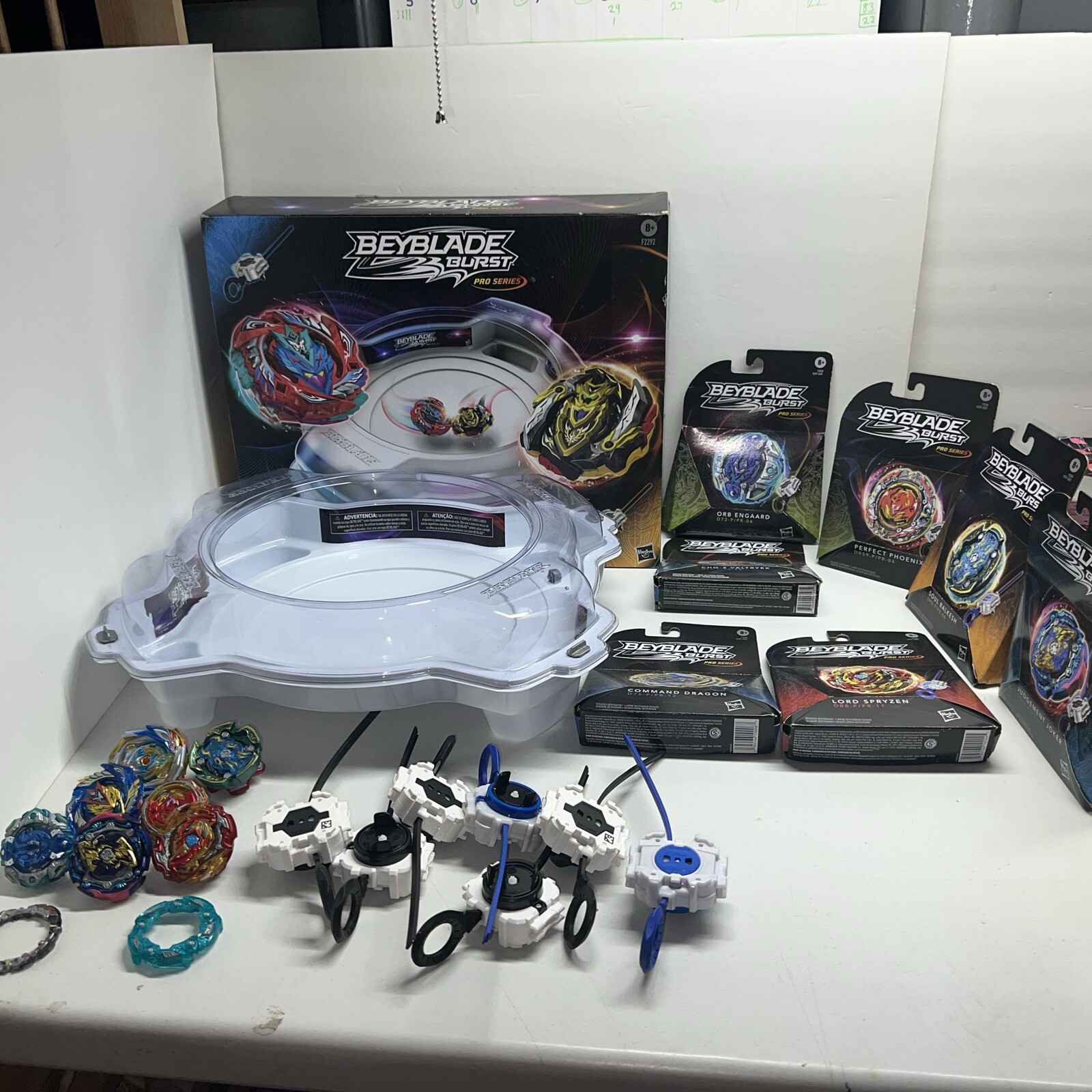 Hasbro Burst Pro Series Stadium + 6 Hasbro Beyblades Pro Series ...