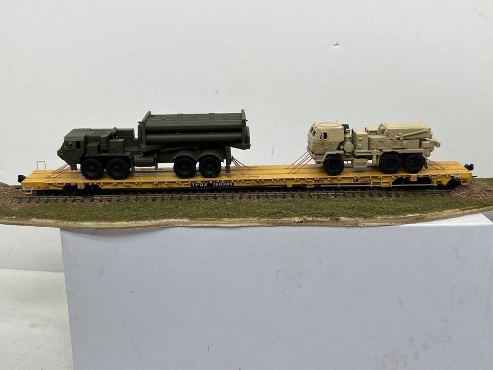 Walthers 920-104617 89’ TTX TPDX flat car w/2 Army HEMTT missle ...