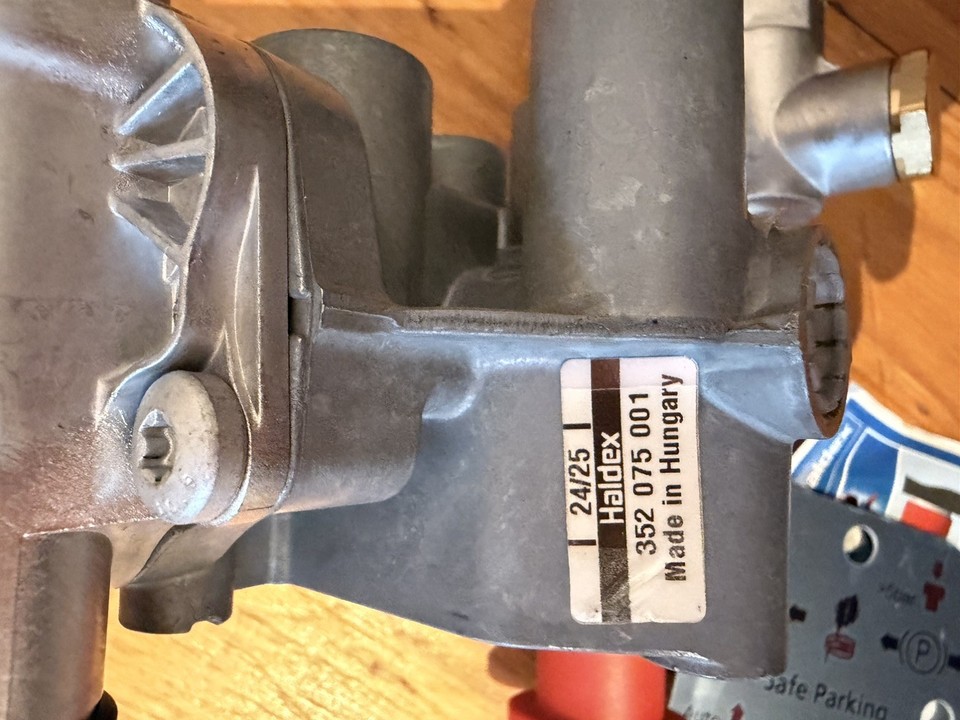Fits HALDEX 352075001 Valve, lifting axle control 352075001 Live axle ⭐ ...