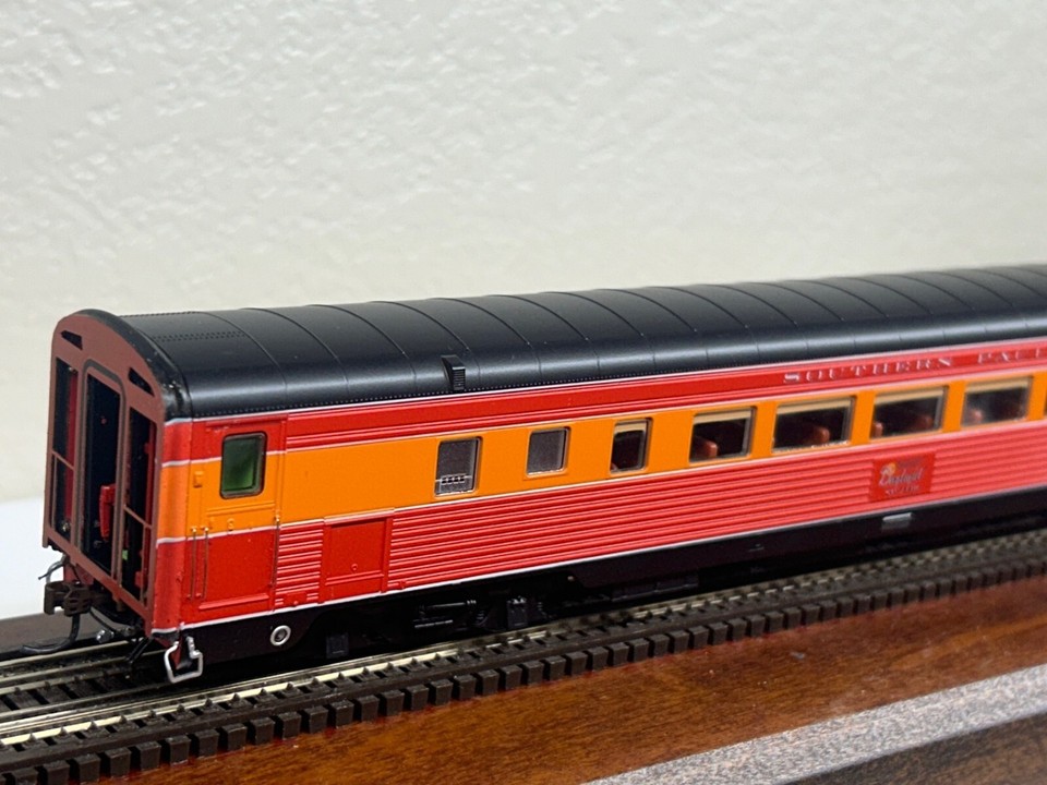 SOUTHERN PACIFIC - DAYLIGHT PASSENGER COACH w/INTERIOR LEDs - MTH HO ...