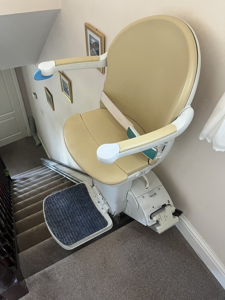 Handicare 950 Plus Stairlift BUYER TO UNINSTALL ON COLLECTION See ...