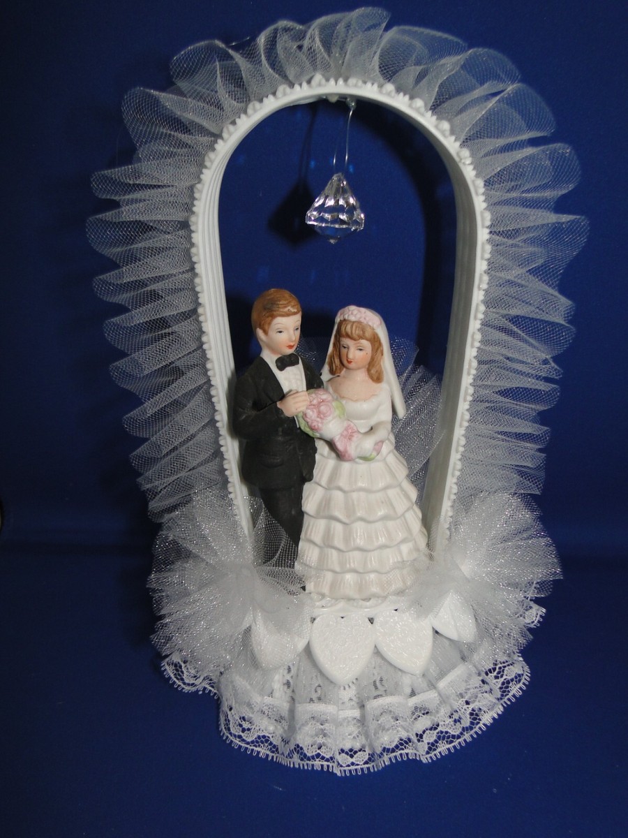 Arch wedding cake topper | Beachweddingtips.com