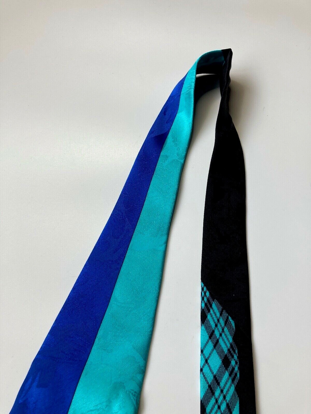 GIANNI VERSACE VINTAGE '90s MODERN ART INITIAL V TIE … - Gem