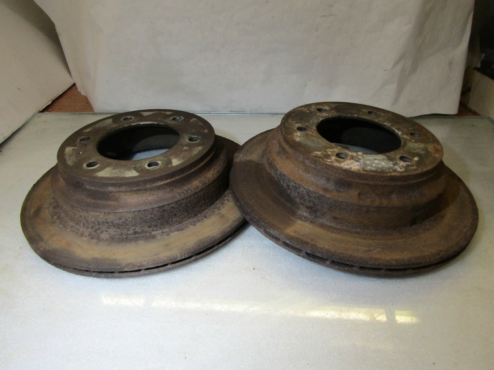 Isuzu Trooper Duty 98-02 3.0 4JX1 rear brake discs hubs have lots of ...