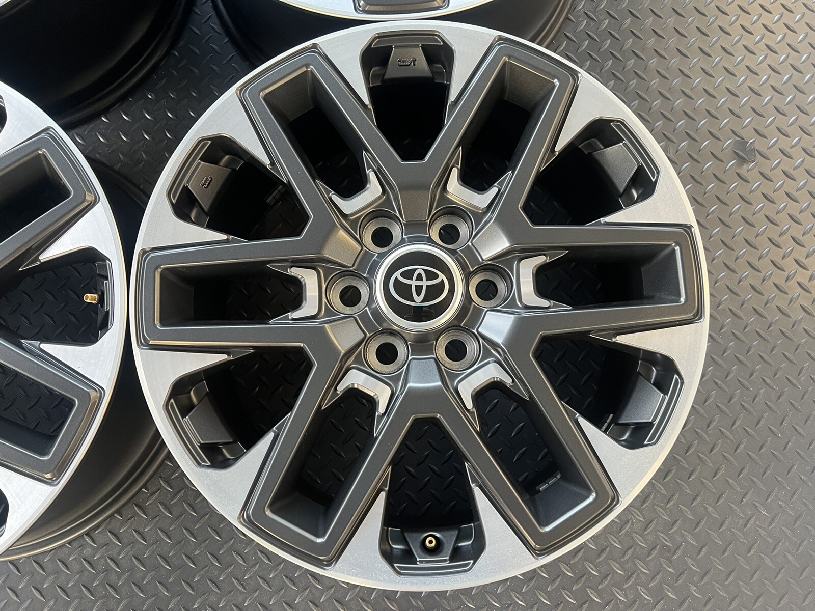 2022 Toyota Tundra 20" OEM Factory Alloy Wheel Rim PT946-34220B | 95295 ...