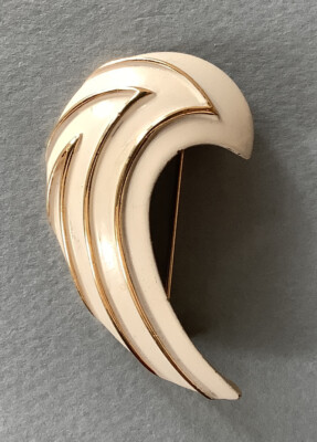 VINTAGE DECO MONET HALF MOON BROOCH PIN White Enamel / Gold-tone Alloy ...