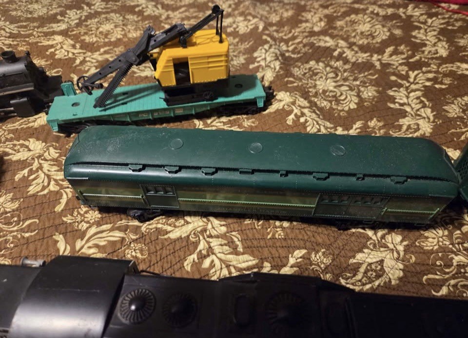 2 Lionel train sets with 2 books and a box with some Trax in it | eBay