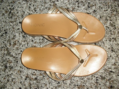 VIONIC TAN/METALLIC GOLD T STRAP SANDALS SZ 9 EUC | eBay