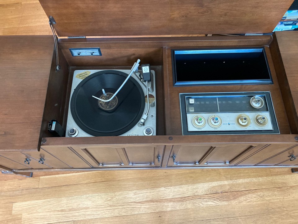 Zenith Mid century Modern stereo console with turntable and AM/FM radio ...
