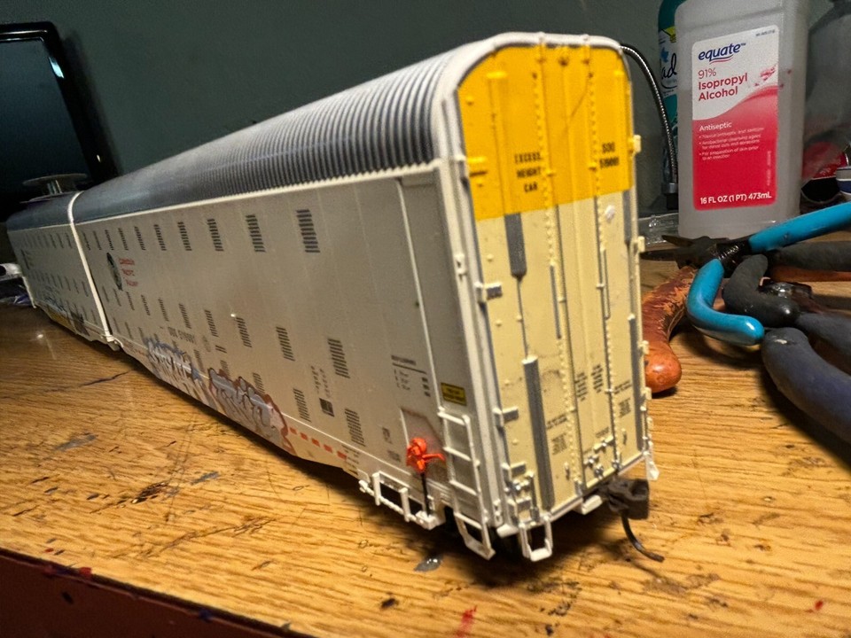 Two HO Athearn CP 2 auto racks w/ nice Graffia W/ kd, NO STEPS or ...