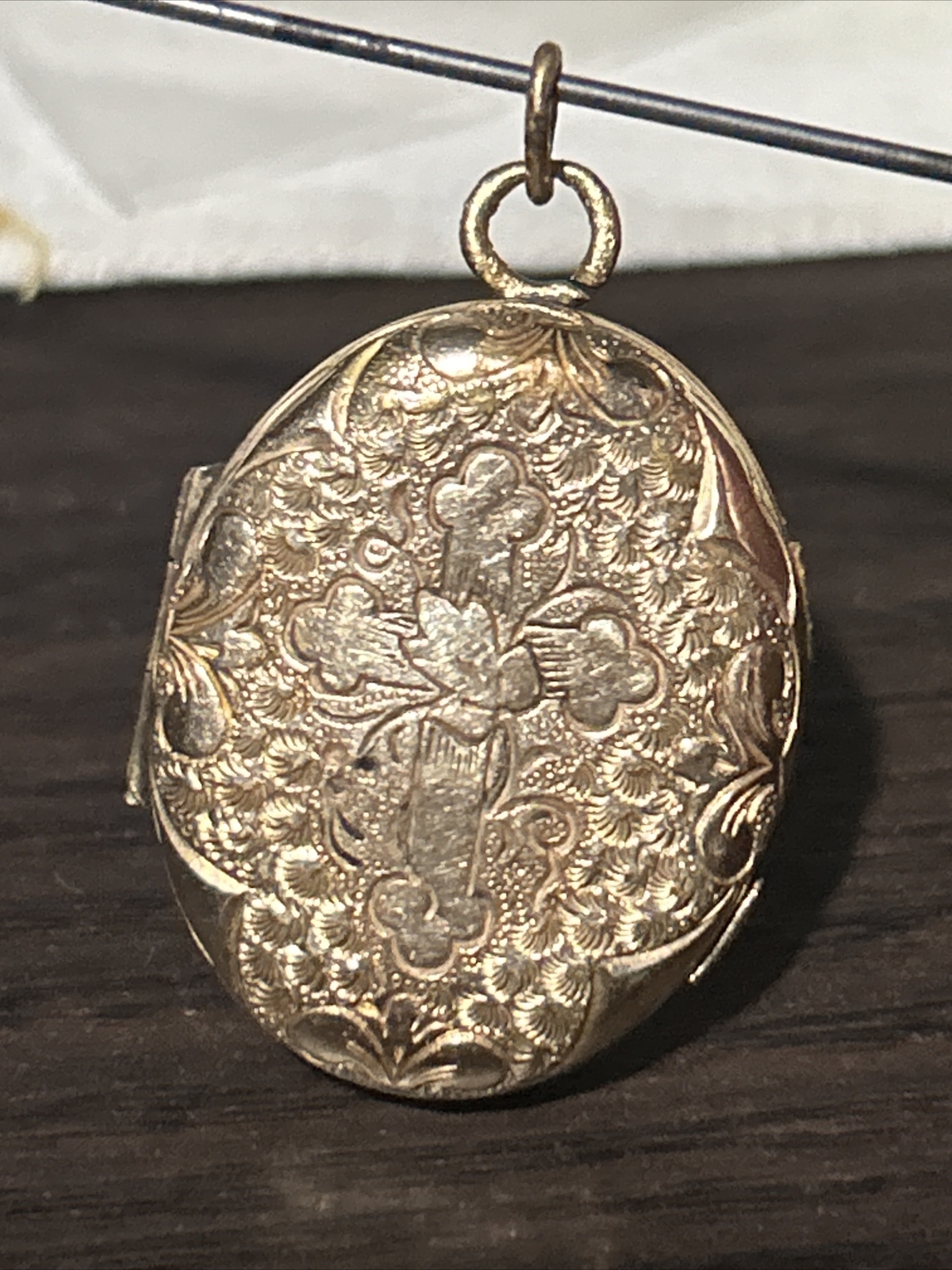 Vintage Gorgeous Repousse Oval Locket Pendant Gold Fi… - Gem