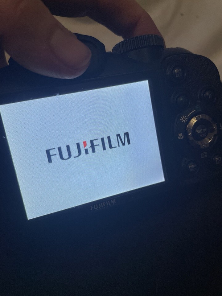 Fujifilm FinePix S Serie S1800 12.2MP Digital Camera 18x Wide Angle ...