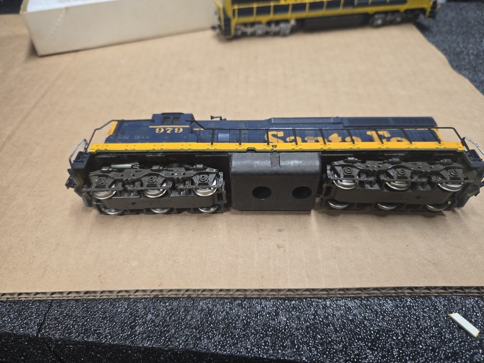 Santa Fe 979 Atlas Model Train Car Vintage HO Gauge locomotive engine ...
