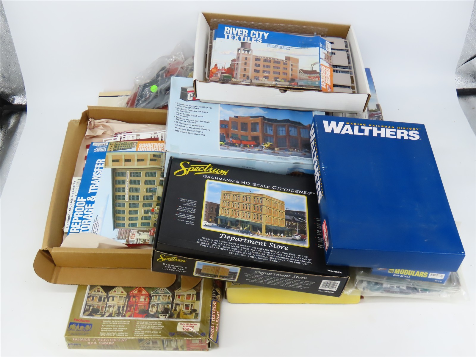 Lot of 18 HO Scale Walthers/Con-Cor Assorted Plastic Building Kits ...