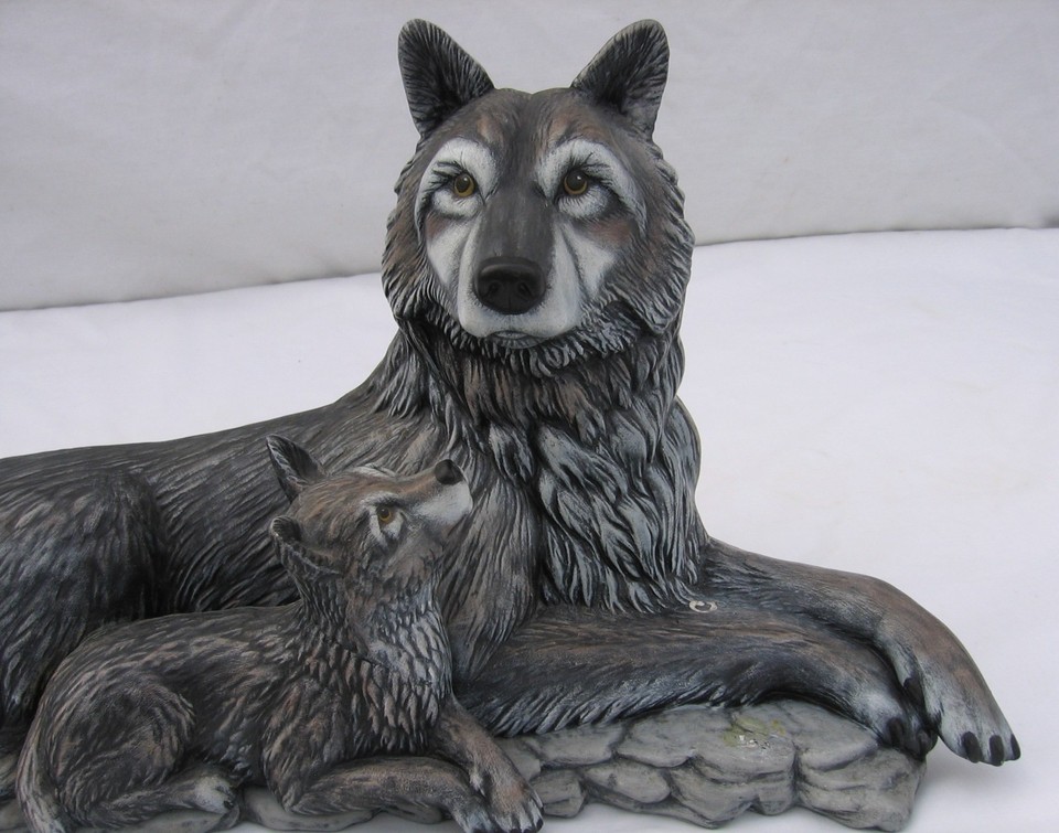 LARGE WILDLIFE WOLF w/CUB CERAMIC FIGURINE STATUE 17" Long SHELF ...