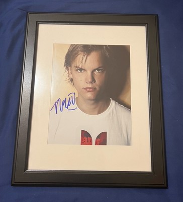 AVICII SIGNED AUTOGRAPHED 8x10 PHOTO w/ FRAME !! EDM DJ TIM BERGLING ...