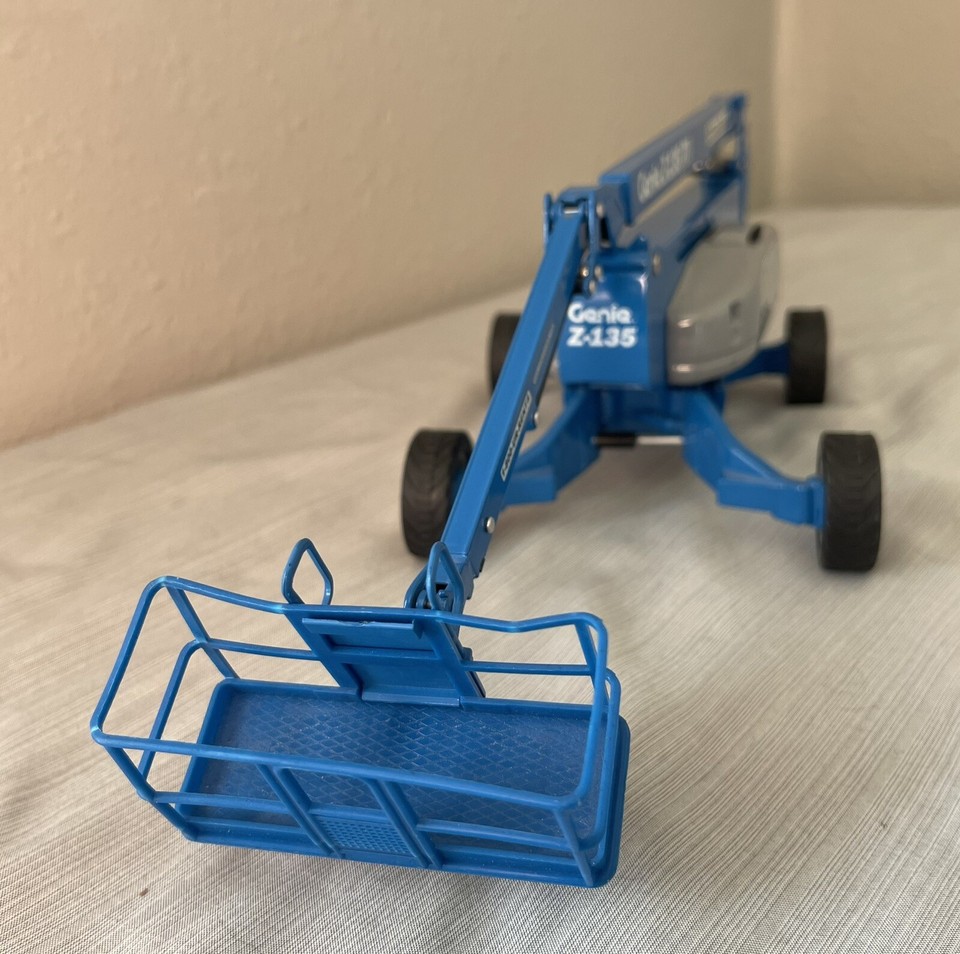 GENIE Z135/70 Boom Lift United Rentals Diecast Model Limited Edition 1: ...