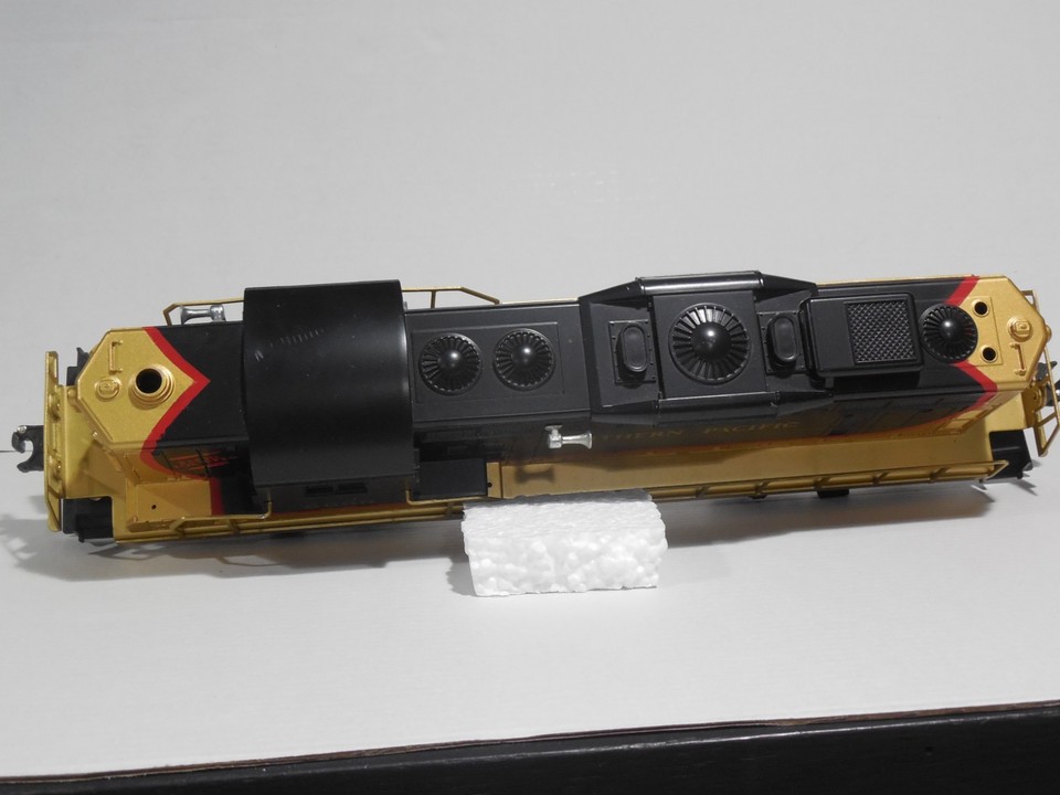 Lionel O Gauge Northern Pacific GP9 Powered Diese engine #8666 LN/ free ...