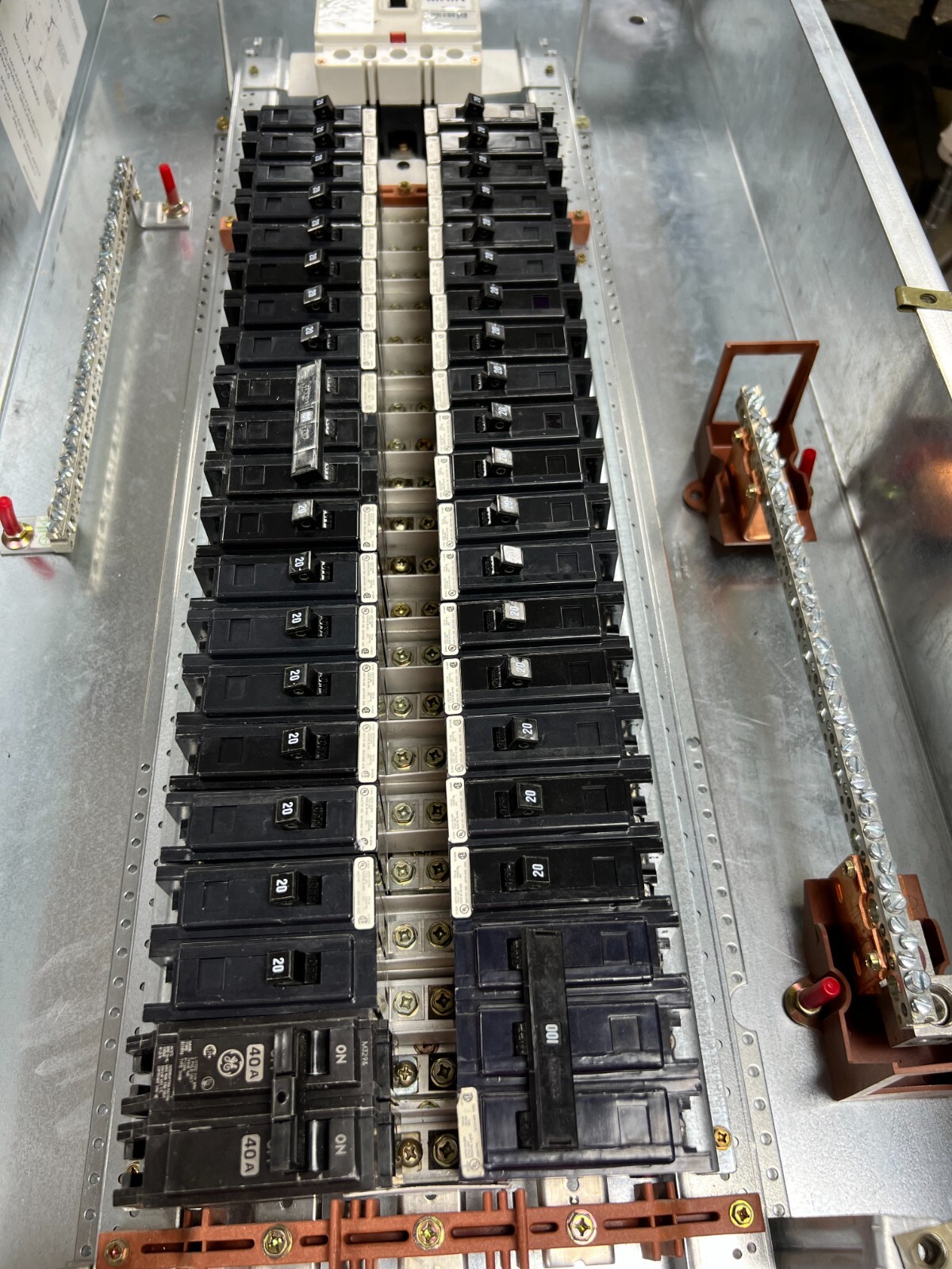 👀EATON CUTLER HAMMER 200 AMP MAIN BREAKER PANELBOARD 208Y/120V 3Ø 42 ...