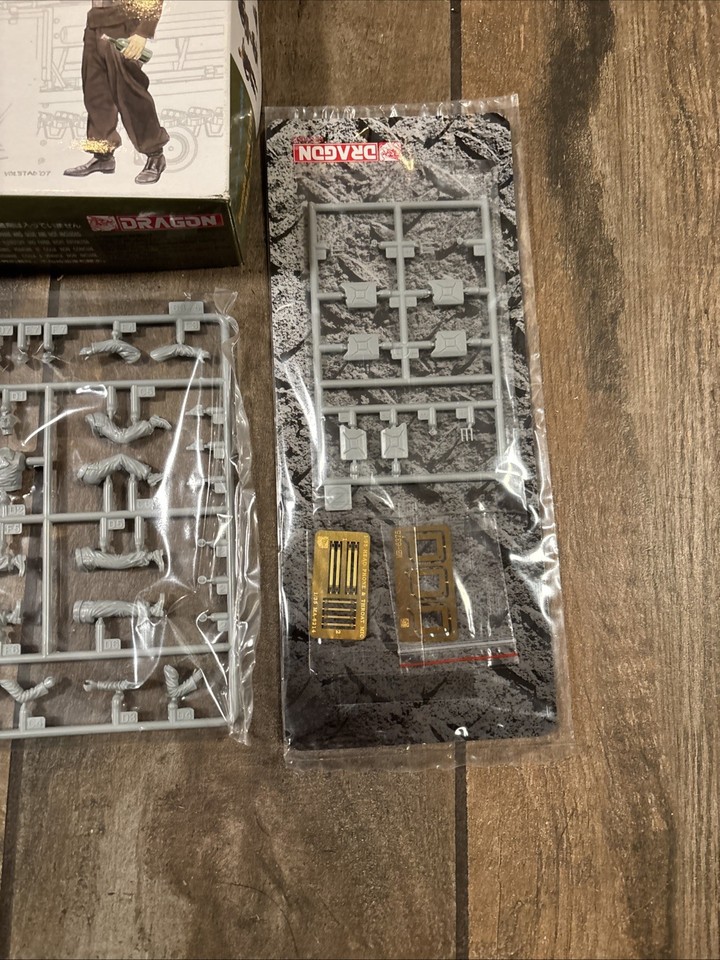 Dragon Models 6375 1/35 scale German Tank Crew 1939-1943 Missing ...