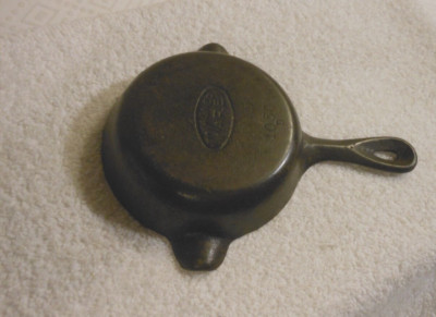 Cast Iron Mini ~ Wagner Ware Skillet Shaped Ashtray / Spoon rest 1050D ...