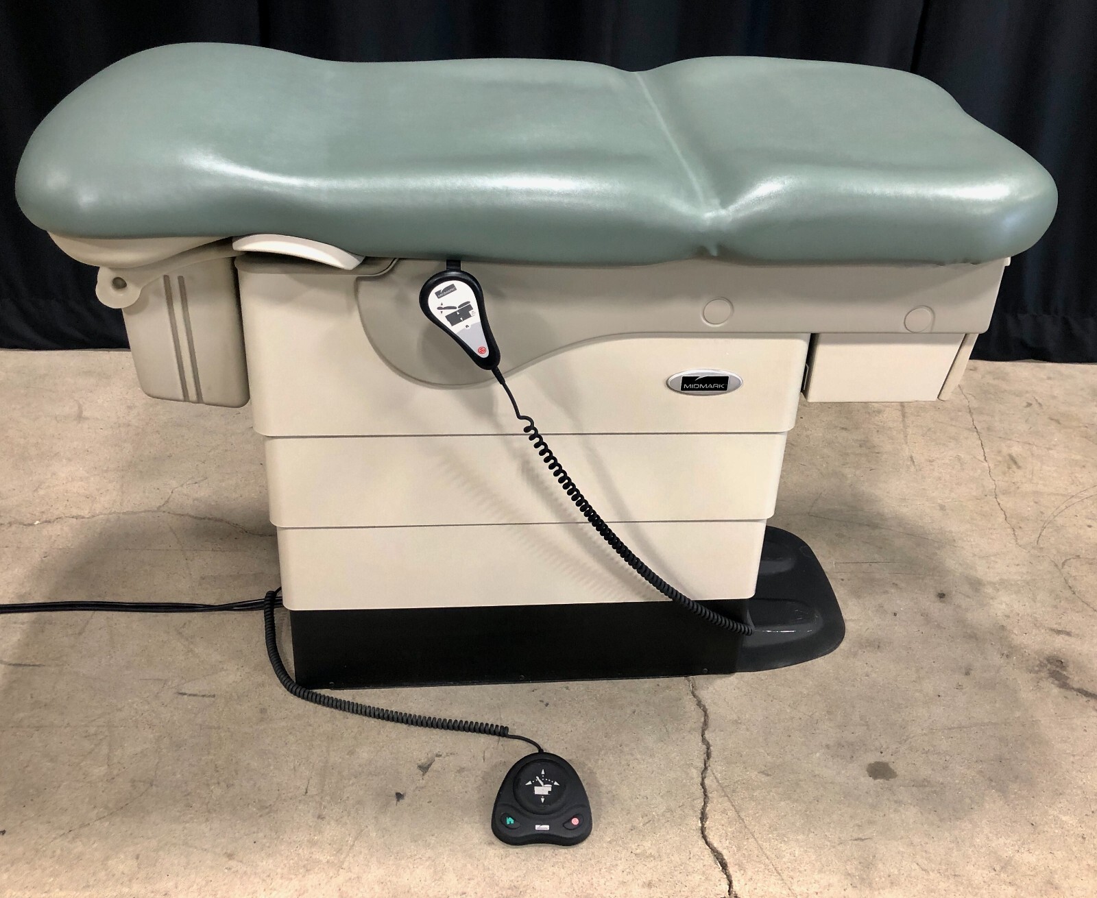 Midmark 623-007 Barrier Free Power Exam Table with Footswitch & Hand ...