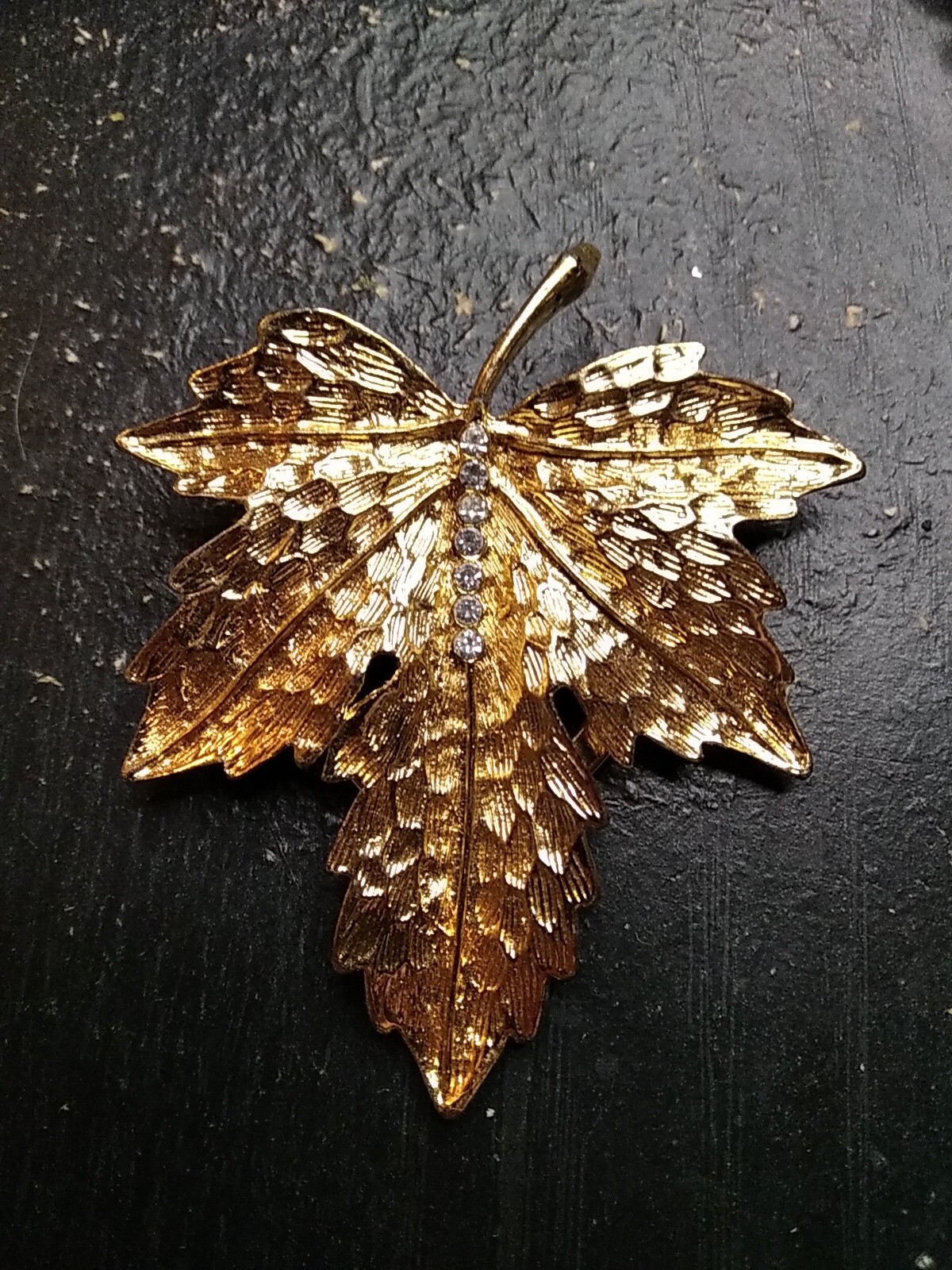 VTG.FIGURAL GOLD TONE MAPLE LEAF TEXTURED SURFACE RHI… - Gem