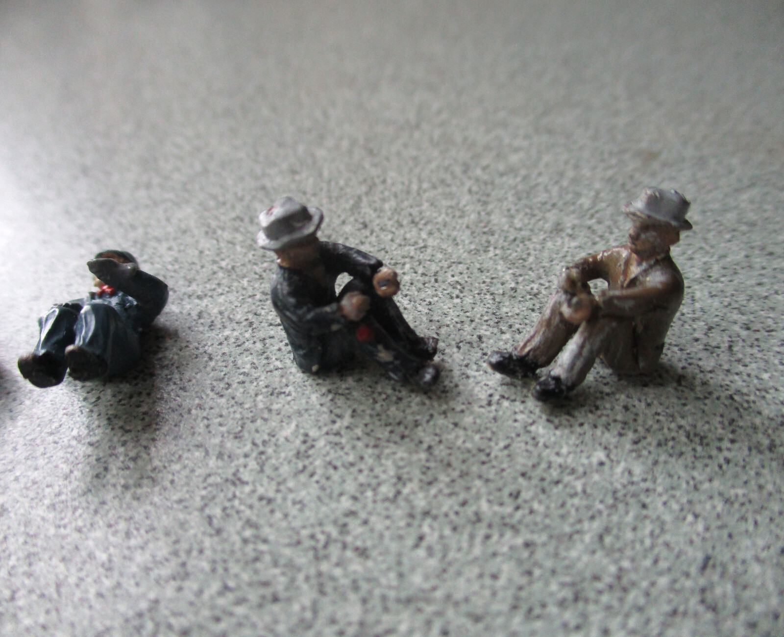 HO: 6 Sitting Figures; Engineers, Cart Drivers & Men At Ease, 5 of 6 ...