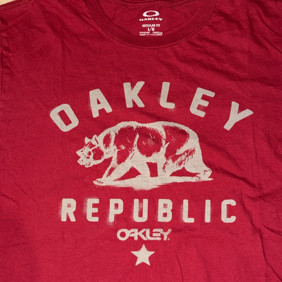 OAKLEY Bear RED Men’s T-shirt Tee Shirt Size LARGE LG Great Condition ...