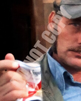 1975 Jaws Movie Robert Shaw As Quint Crushing Can Scene 8x10 Photo | eBay
