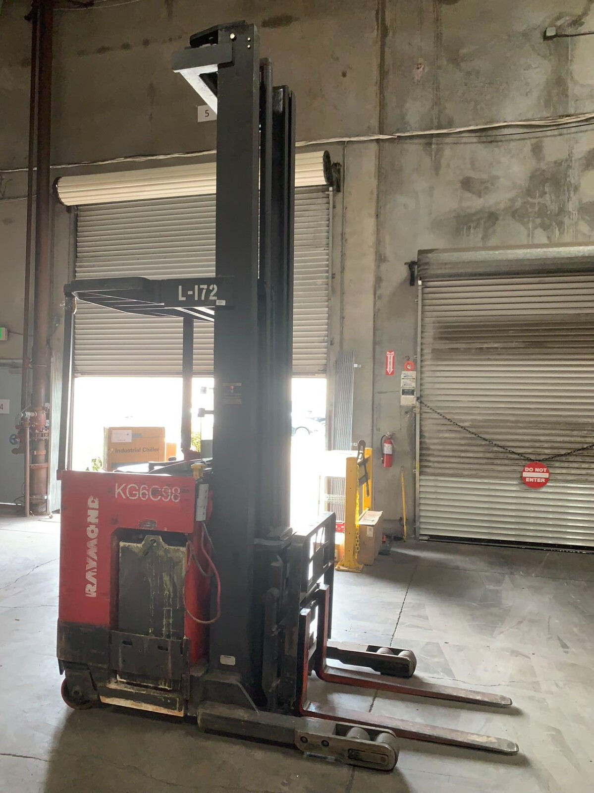 2000 RAYMOND EASI R40TT-M Reach Truck, 4,000#, 142" mast, 3-stage,132 ...