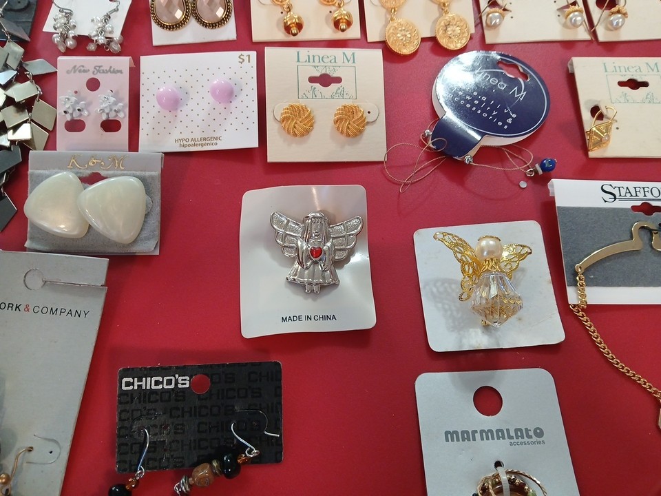 33p Lot Fashion Jewelry Bracelets Rings Necklaces Earrings NY&CO Linea ...