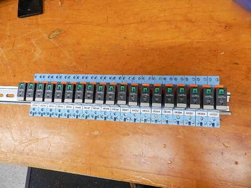 19 SCHNEIDER RXG12BD Power Relays SPDT 24 VDC & 46 RELECO S-10 BASES w ...