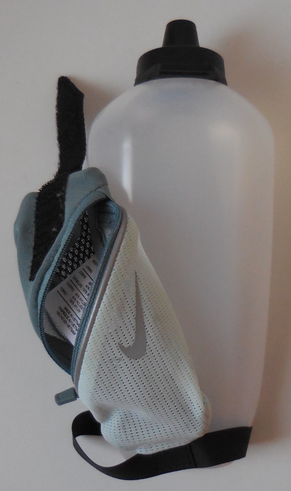 Nike Stride Handheld Water Bottle 22oz Pocket With Zipper A Grey/B ...