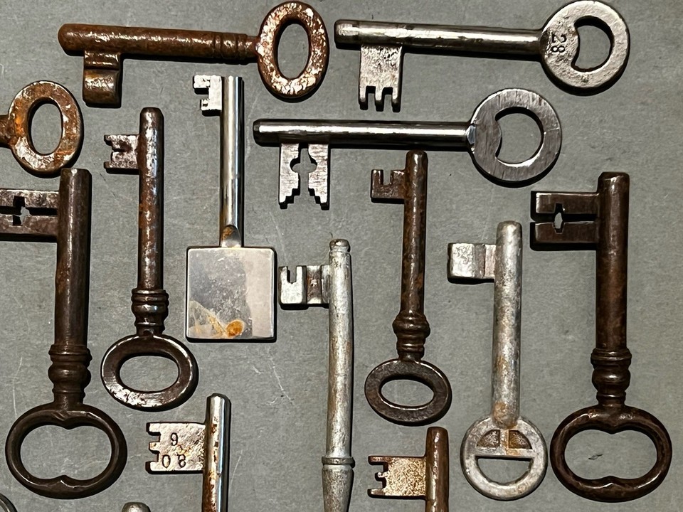 Lot 50 Antique Vintage Large Rusty French Keys Mortice Door Padlock ...