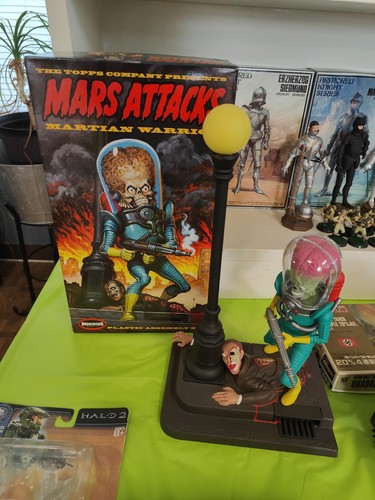 MARS ATTACKS MARTIAN WARRIOR MODEL DIORAMA BUILT & PAINTED MOEBIUS ...