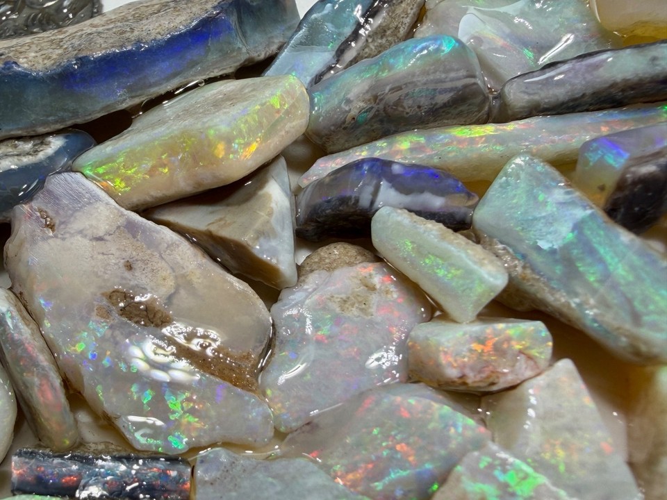 AUSTRALIAN ROUGH OPAL AUCTIONS BLACK DARK CRYSTAL PARCEL BRIGHT COLORS ...