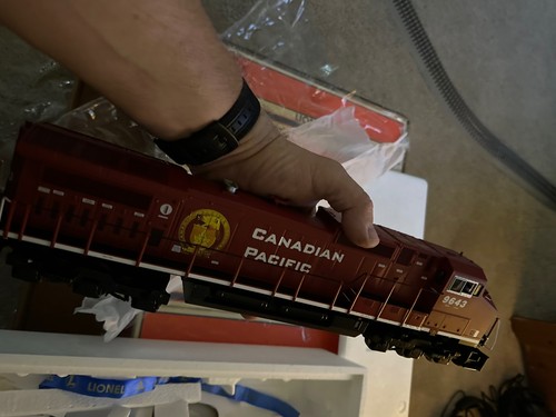 Lionel 6-31736 Canadian Pacific Dash 9 Grain Train Set LOCO 6 Cars for ...