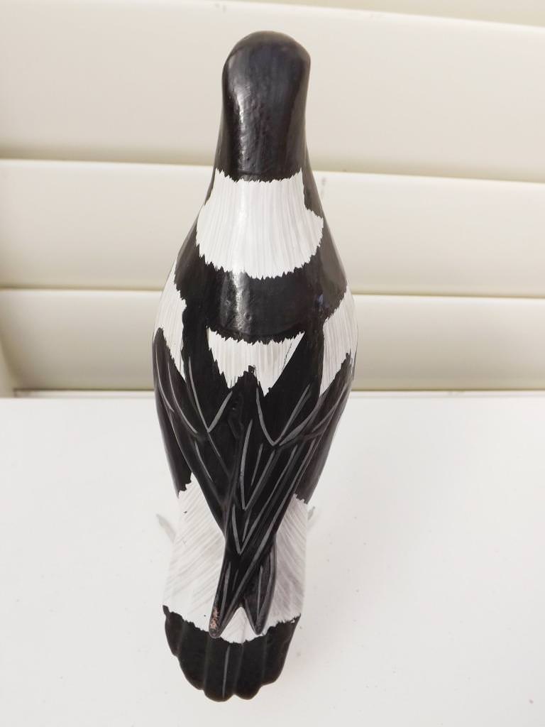 19cm SMALL HAND CARVED WOODEN MAGPIE STATUE FIGURINE ORNAMENT INDOOR ...
