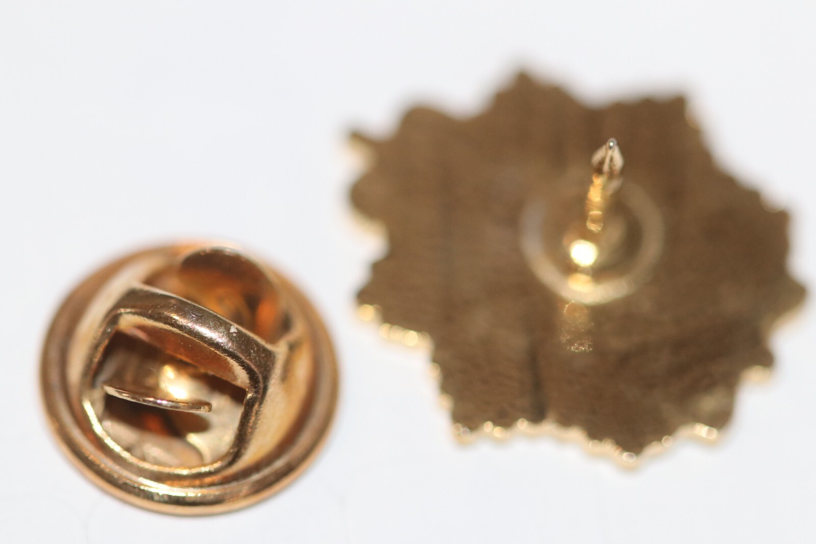 BRITISH ROYAL ARMY ORDNANCE CORPS METAL ENAMEL LAPEL / HAT CAP PIN ...