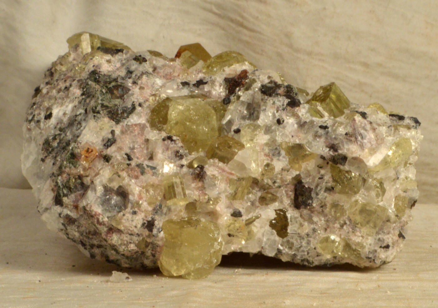 #5590 Apatite-Durango, Mexique-Qualité gemme - Chargé de cristaux ...