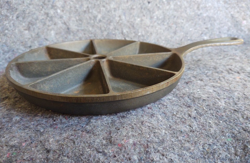 Vintage Lodge Cast Iron 9" Cornbread Skillet No 8 CB D1 Made In USA | eBay