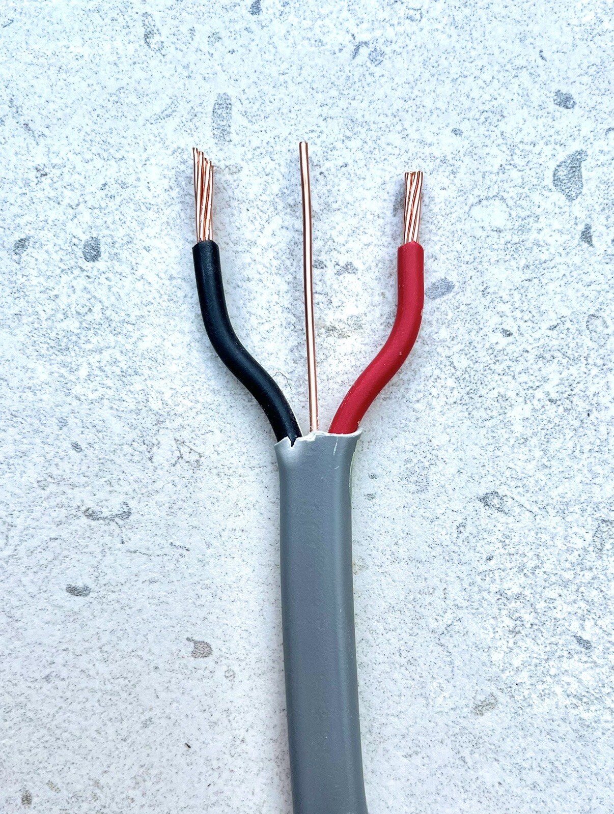 4.0mm Twin & Earth - Old Wiring Colours Red & Black - 6242Y - (Sold Per ...