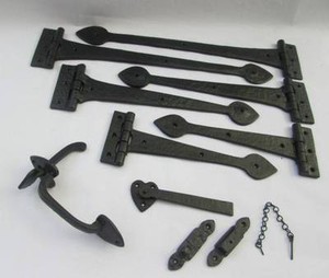 CAST IRON IRONMONGERY SETS - HINGES & SUFFOLK LATCH HANDLE - RUSTIC ...
