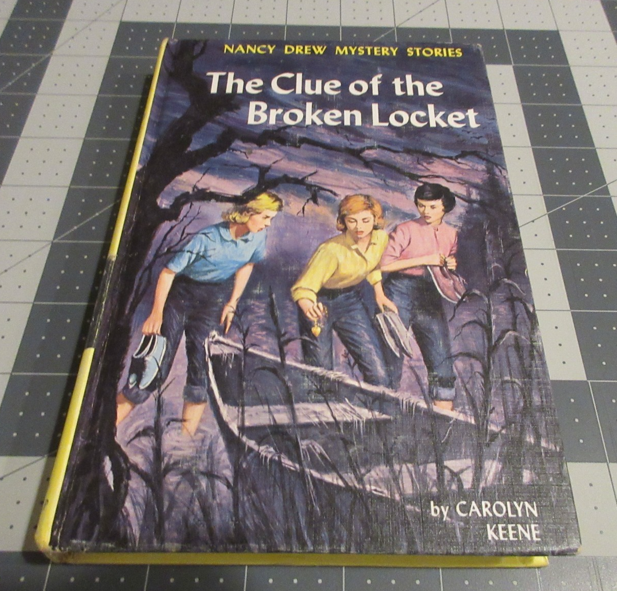 Nancy Drew The Clue of the Broken Locket Carolyn Keene (Nancy behind a ...