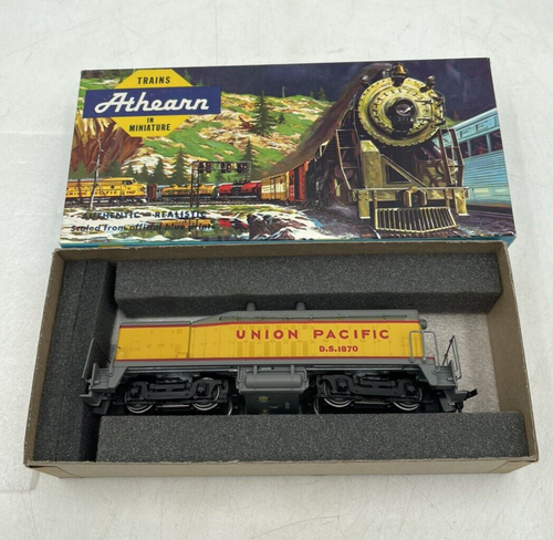 Athearn Trains HO Scale SW-1500 Powered Union Pacific Locomotive D.S ...