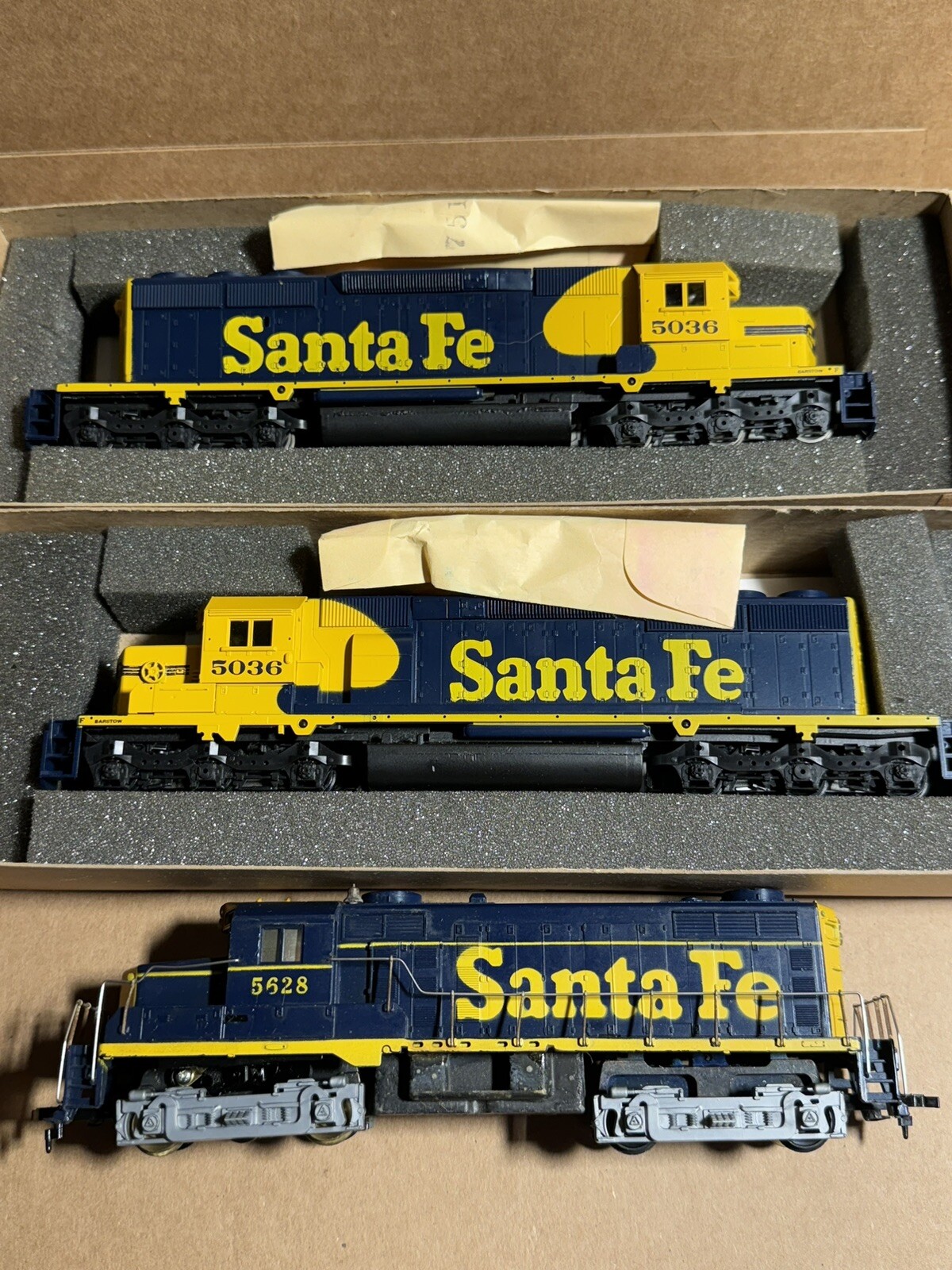 HO Scale Athearn Santa Fe ATSF SD40-2 diesel locomotive 5036. (3) In ...